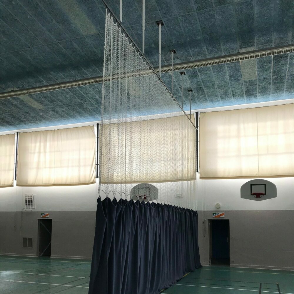Un rideau de séparation dans le gymnase du lycée Camille Guérin ...